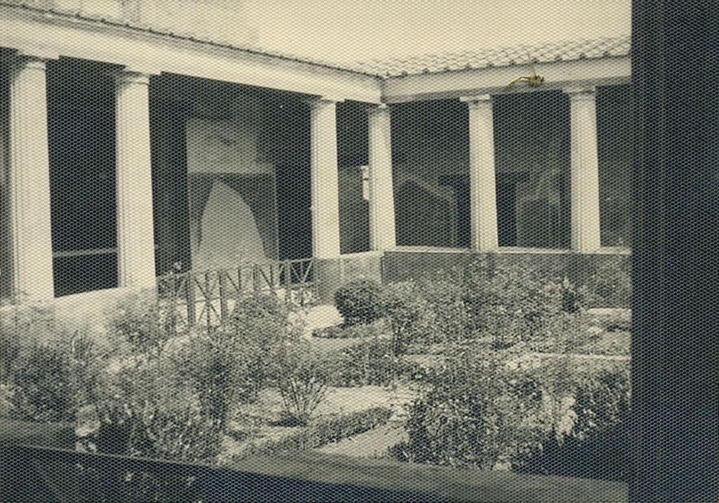 I.10.4 Pompeii. May 2004. Peristyle garden looking south.